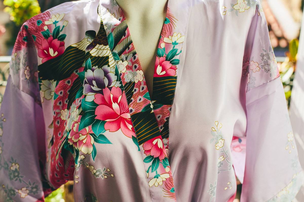 Kimono chinois Rose clair pour femme satiné |Comptoirs de Magellan